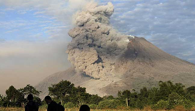 Rumbling Indonesian volcano in fresh eruption | Free Malaysia Today (FMT)
