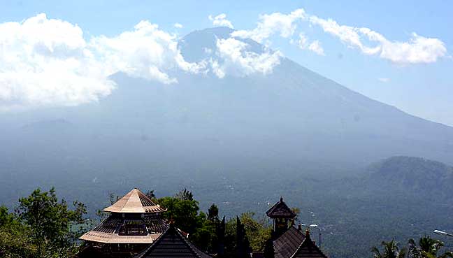 More than 120,000 flee rumbling Bali volcano | Free Malaysia Today (FMT)