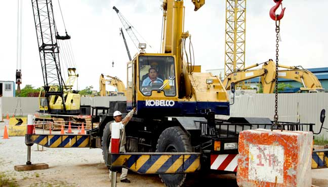 Pemaju ambil pengendali kren ‘haram’ kerana gaji murah | Free Malaysia ...