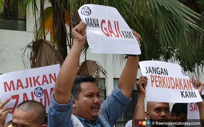 Malaysians Must Know the TRUTH: Nearly 100 picket at Utusan office over ...