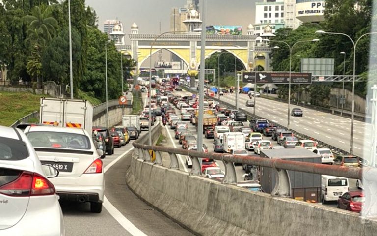 Traffic piles up on Federal Highway as cops set up roadblocks | Free ...