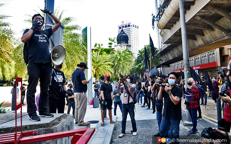 Dissent goes to the streets | Free Malaysia Today (FMT)