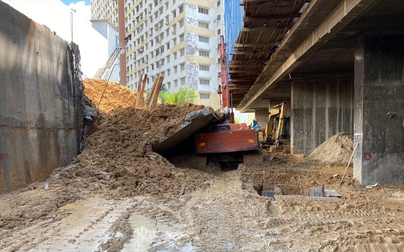 Concrete wall collapses, killing excavator operator | Free Malaysia ...