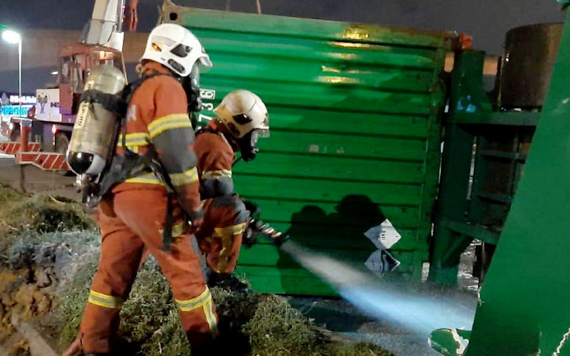 Bomba ambil masa 7 jam cuci bahan kimia tumpah | Free Malaysia Today (FMT)