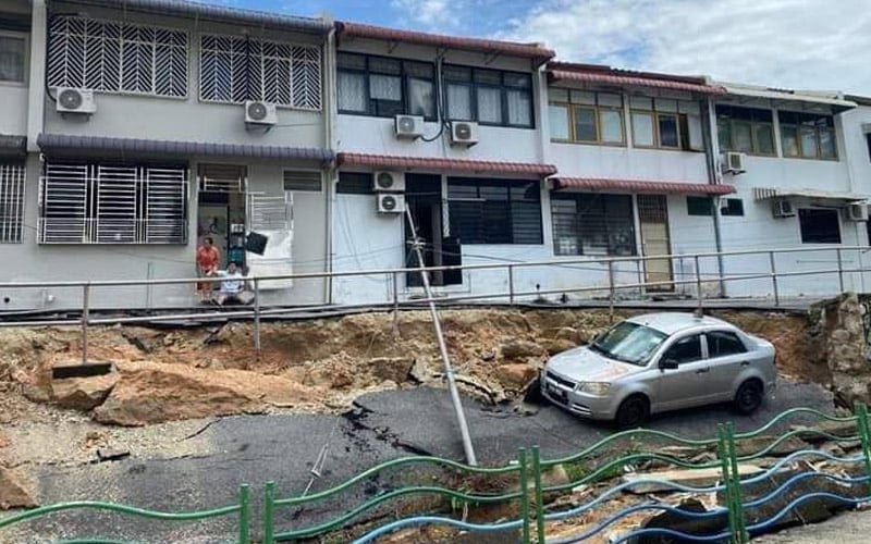 Tembok penahan runtuh bersama kereta | Free Malaysia Today (FMT)