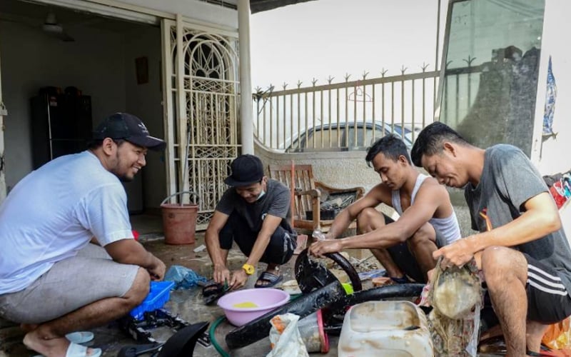 5 ‘hero’ banting tulang bantu mangsa banjir | Free Malaysia Today (FMT)