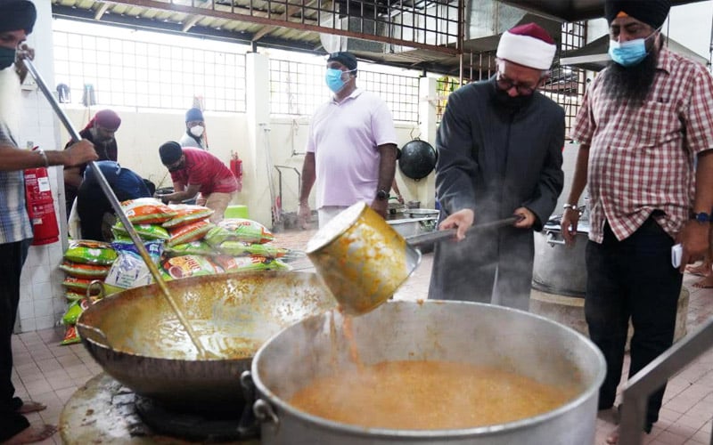 (VIDEO) Berbumbung ‘gurdwara’ Sikh, penganut pelbagai agama zahirkan ...