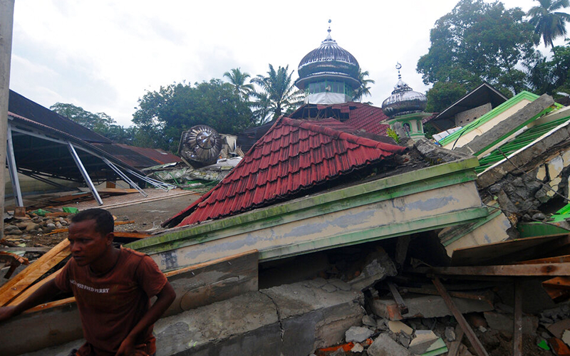 Indonesian rescuers search for survivors after deadly earthquake | Free ...