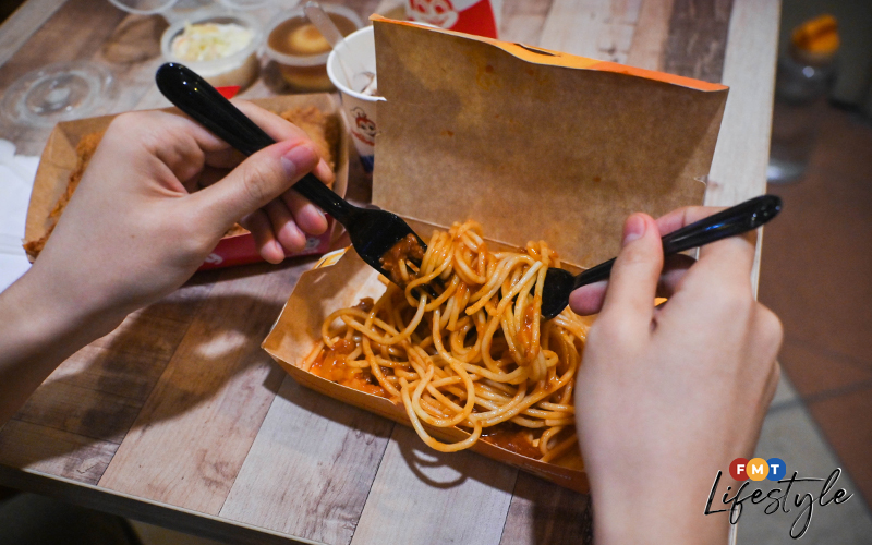 Jollibee: Filipino fast-food chain promises a jolly good feast | Free ...