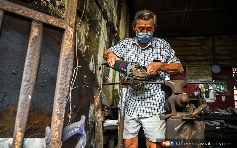 Ah Lai: The Chinese blacksmith who forges the keris | Free Malaysia ...