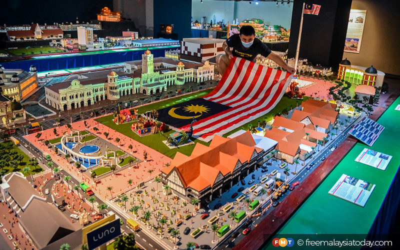 Kisah besar sebuah negara dalam model sekenit jari | Free Malaysia ...