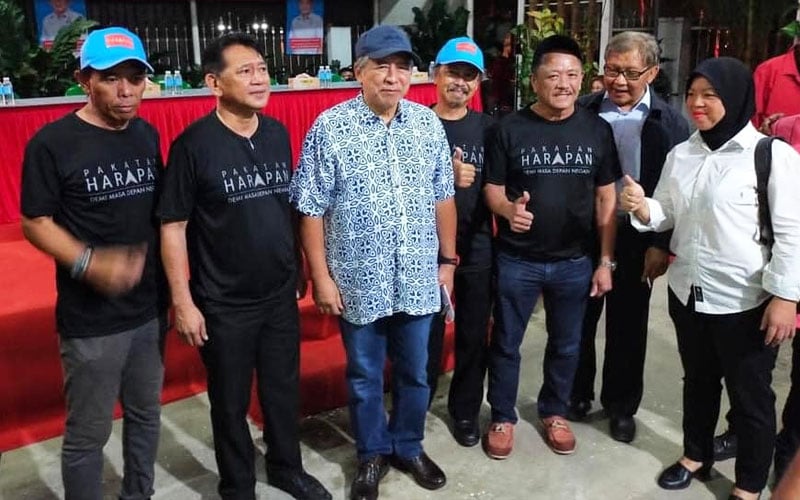 Anifah makes surprise appearance at PH ceramah | Free Malaysia Today (FMT)