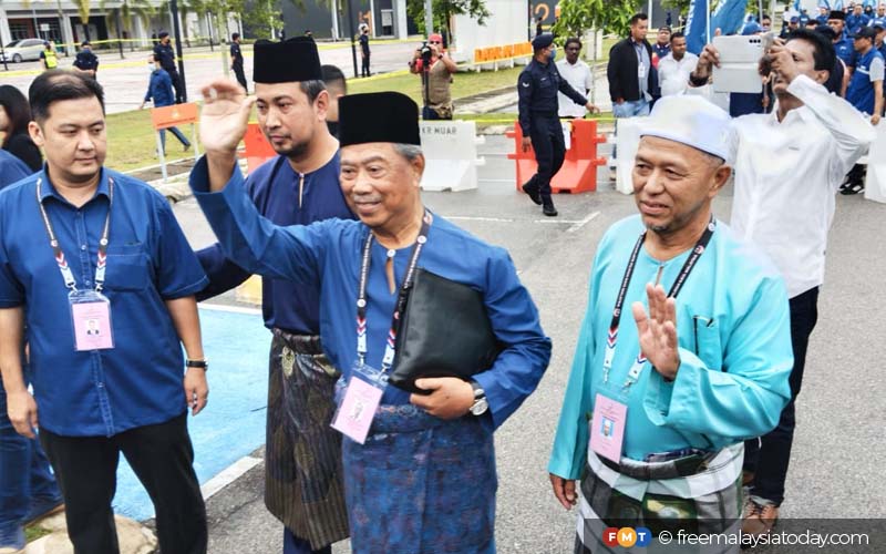 Muhyiddin tiba di pusat penamaan calon, disusuli calon BN, Razali ...