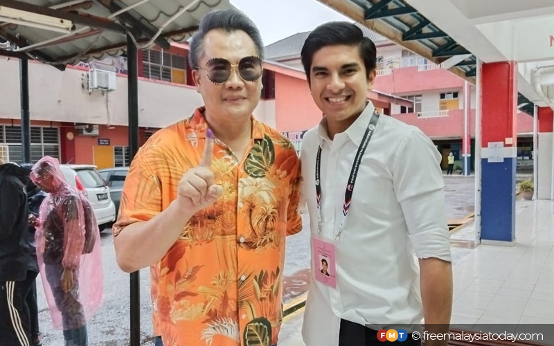 Syed Saddiq pays voters at SMK Sri Muar a visit | Free Malaysia Today (FMT)