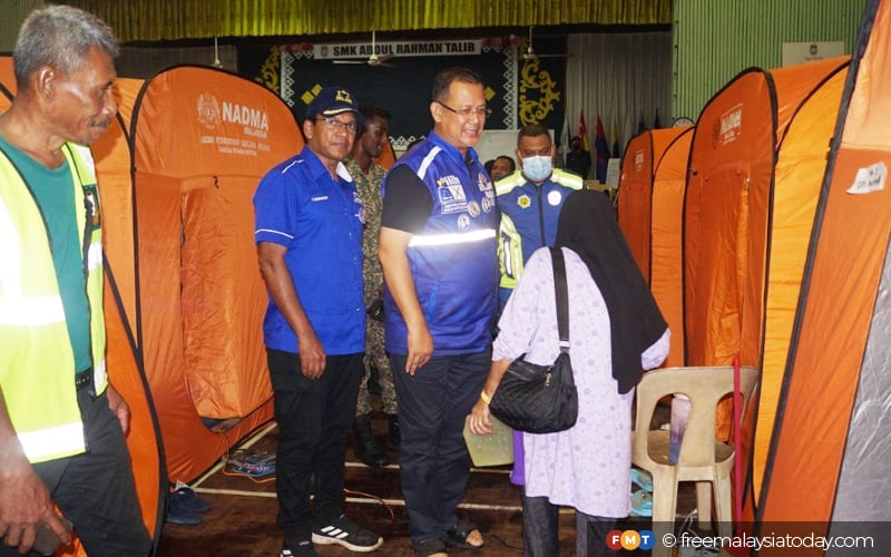 MIC veep visits flood victims in Teluk Intan | Free Malaysia Today (FMT)