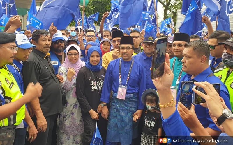 Calon Umno Johari Ghani tiba di pusat penamaan calon Titiwangsa | Free ...