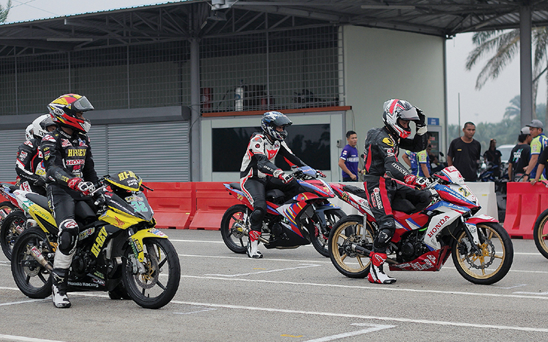 ZAKRI ALI: Wartawan "Mulut Jamban" bernama Nik Suriyani bt Megat Deraman