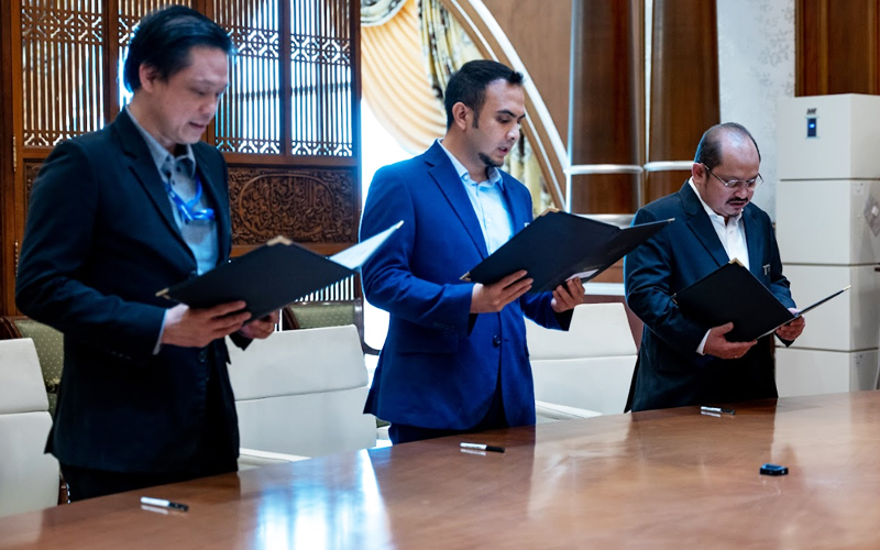 Shamsul takes oath as Anwar’s senior pol sec | Free Malaysia Today (FMT)