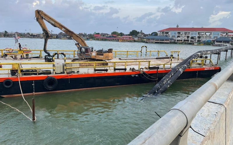 Paip pecah, 23,000 penduduk Dungun dijangka putus bekalan air | Hot FM